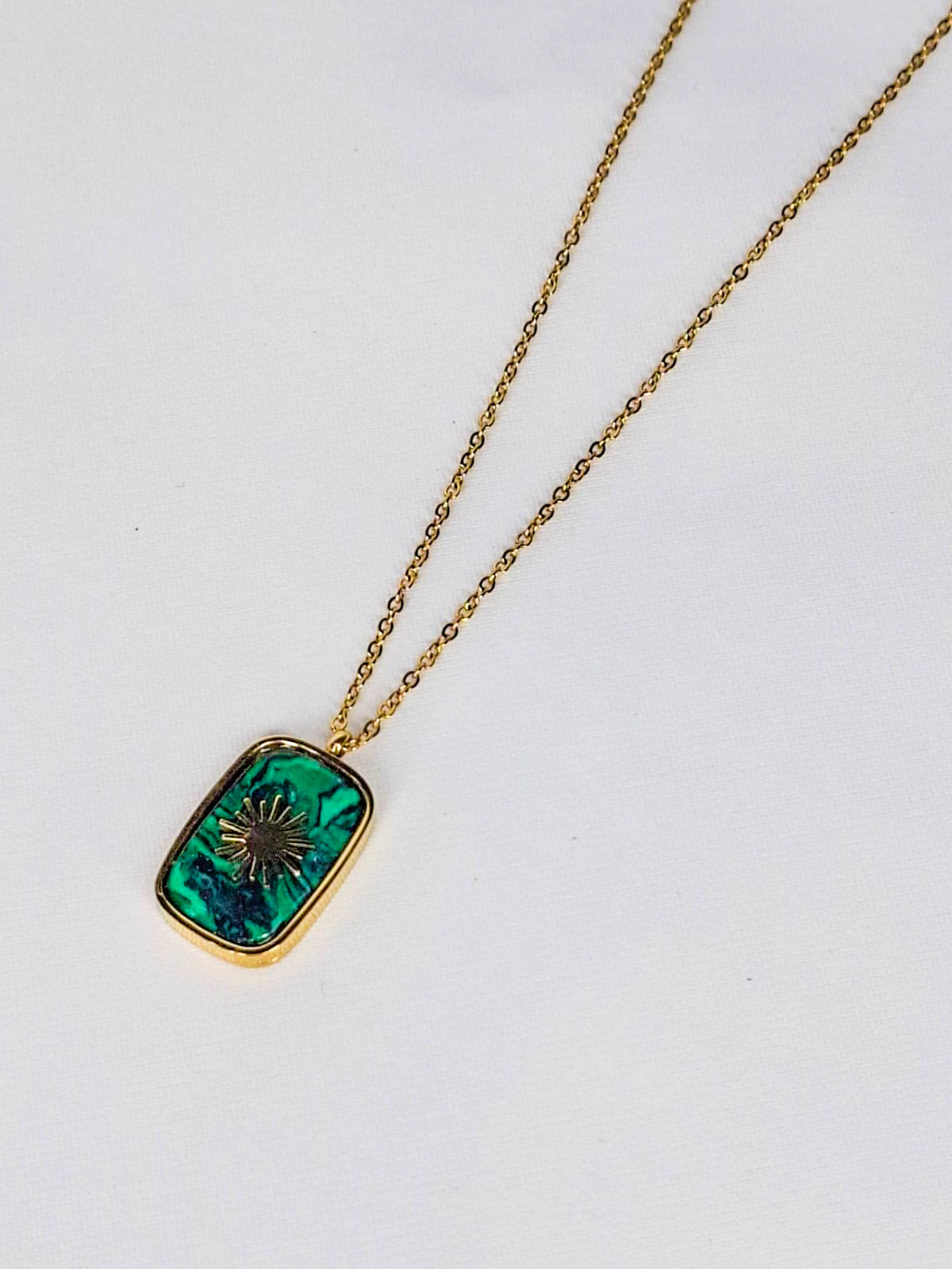 Collar Esmeralda Solar – Cuarzo y Sol